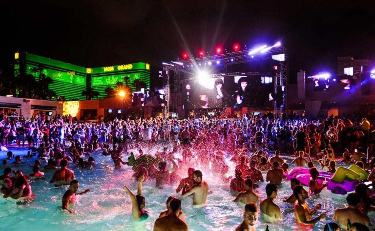 Tổ chức pool party: tiệc bể bơi cực "mát mẻ" cho year end party